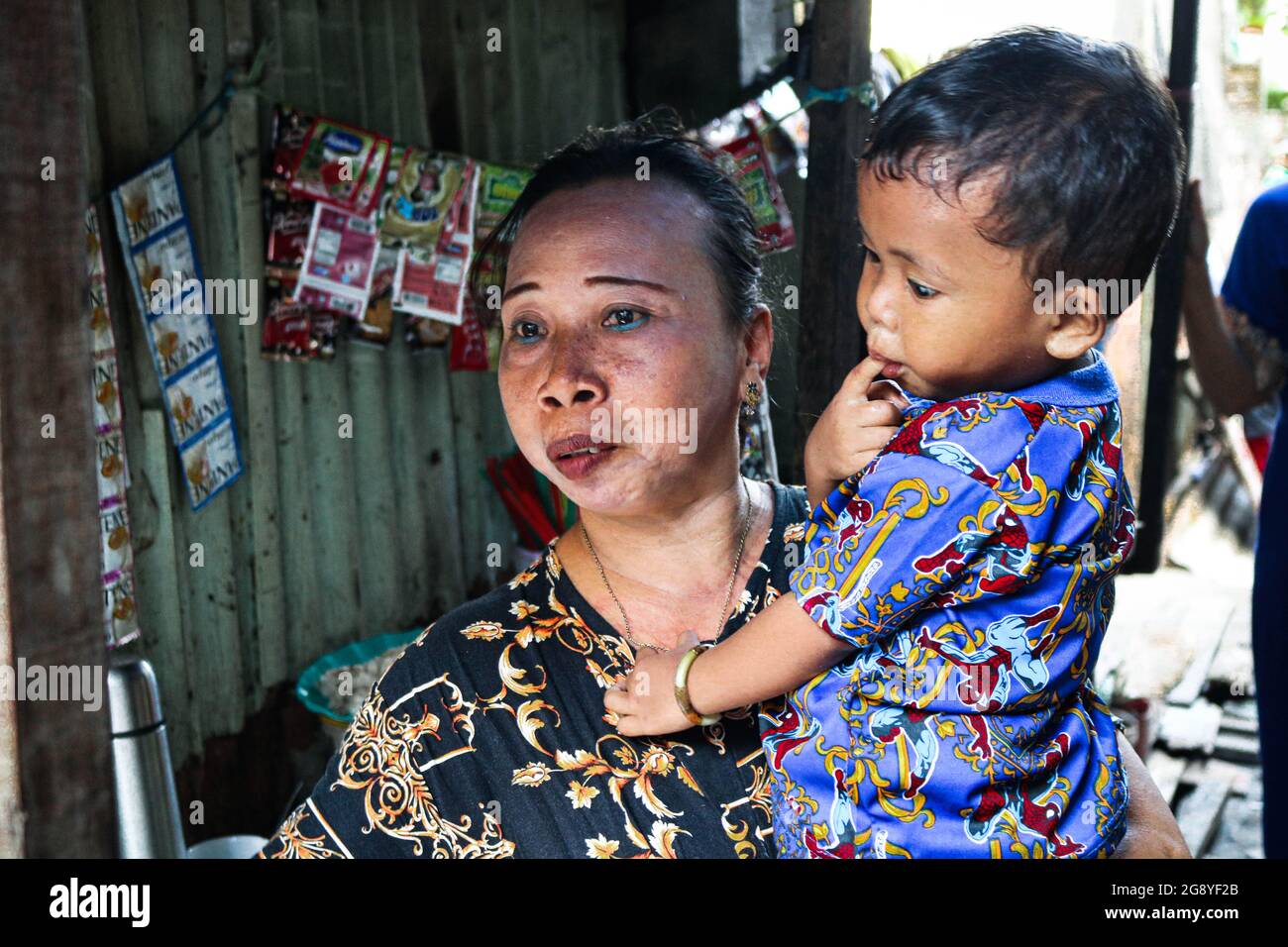 Poor mother 2021 hi-res stock photography and images - Alamy