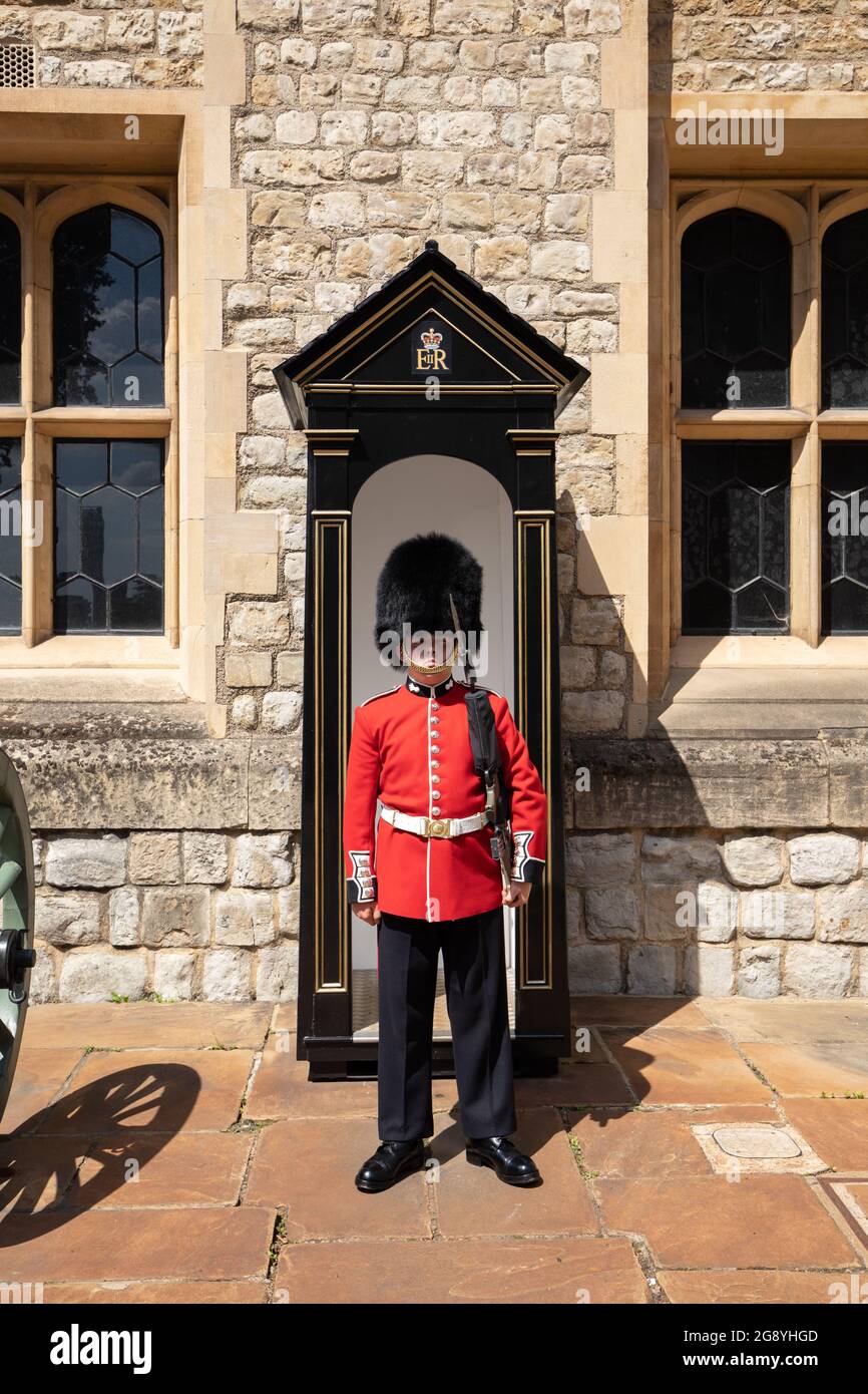 Soldier tower of london hi-res stock photography and images - Alamy