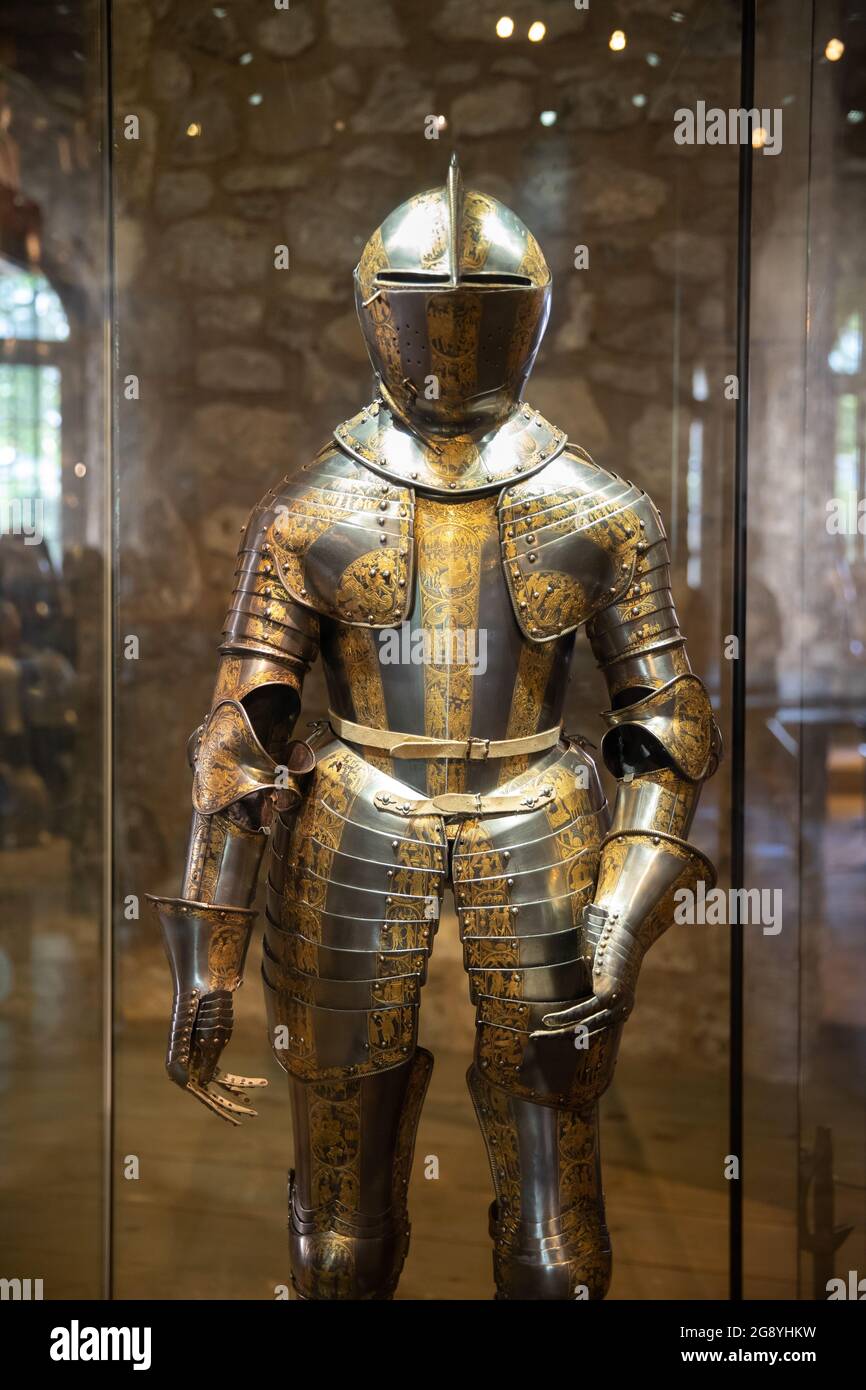 Crown jewels of the tower of london hi-res stock photography and images ...