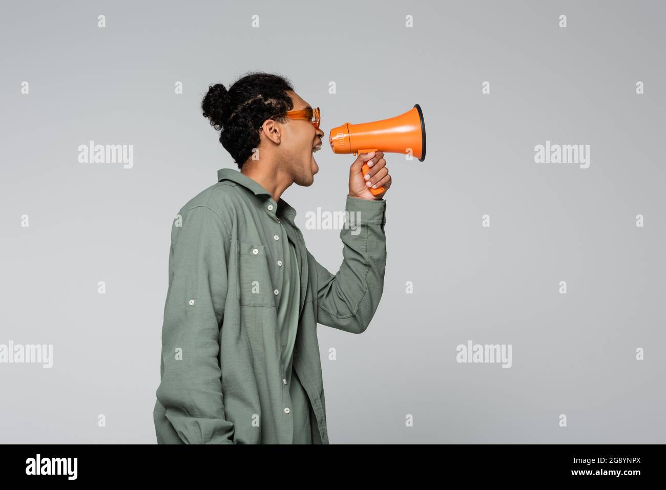 Man screaming side view hi-res stock photography and images - Alamy