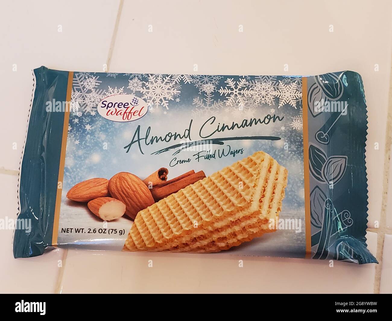 Creme filled wafers hi-res stock photography and images - Alamy