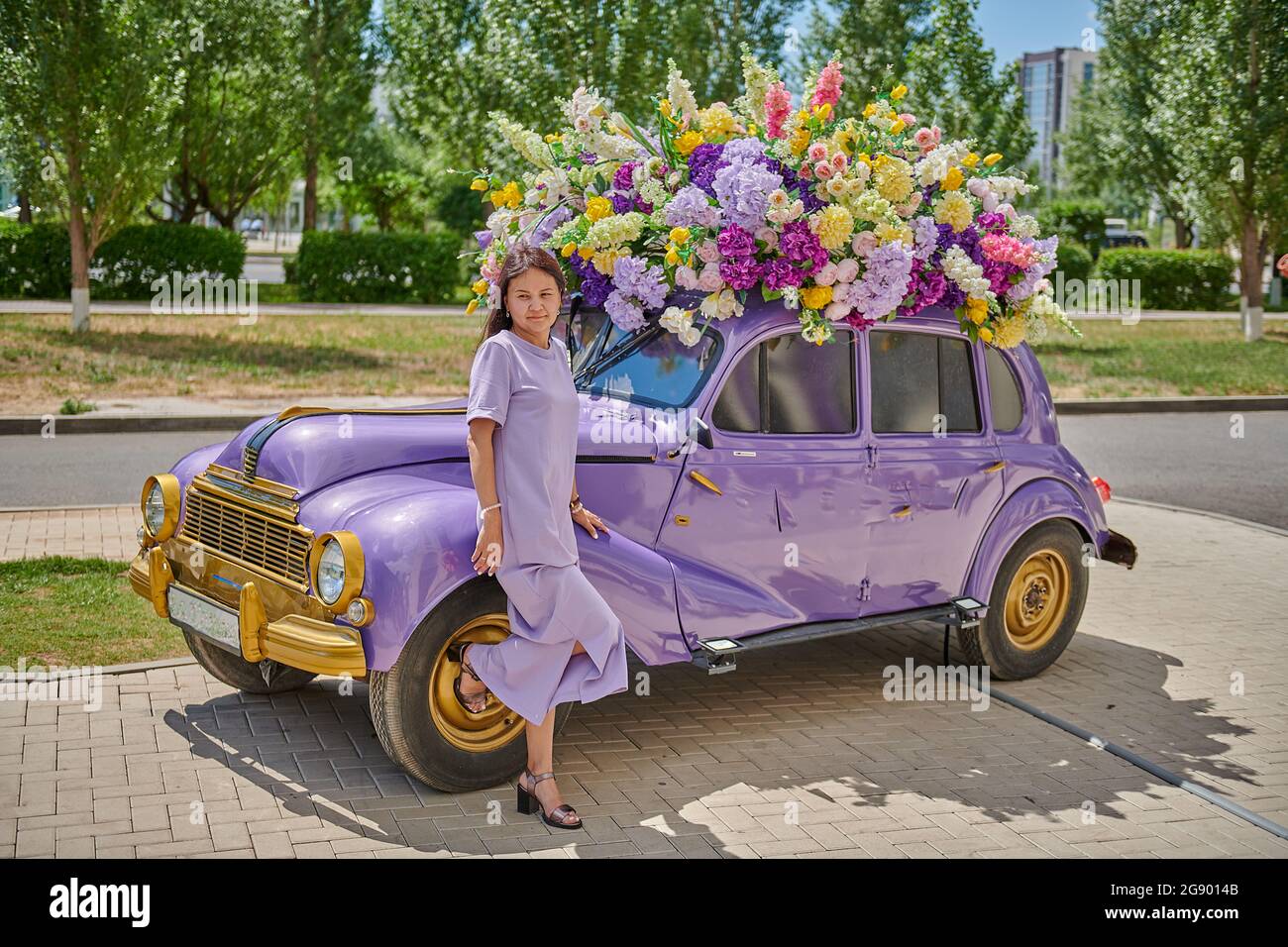 Two girls in room talking hi-res stock photography and images - Alamy