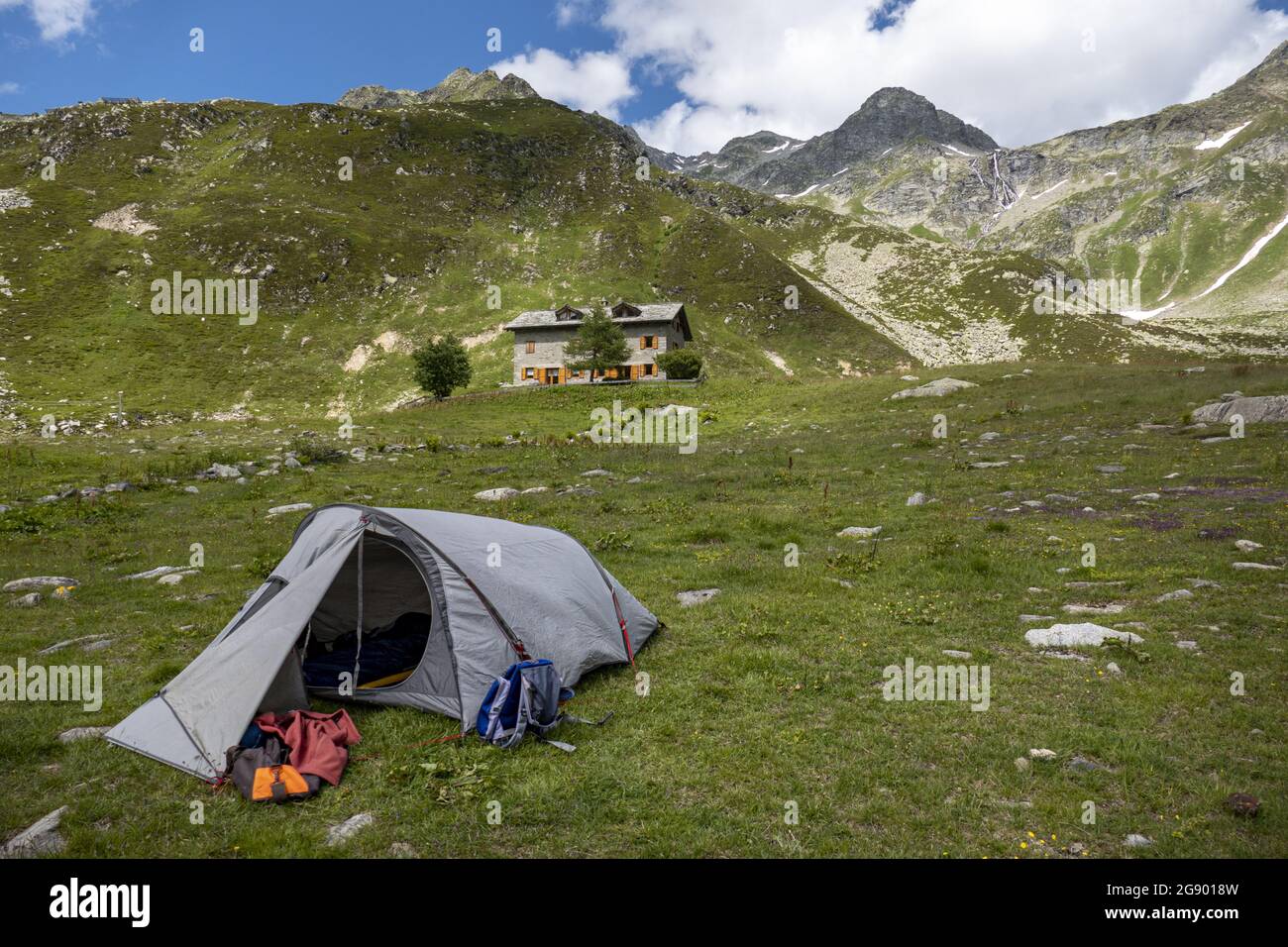 Tent in a green mountainous landscape Stock Photo - Alamy