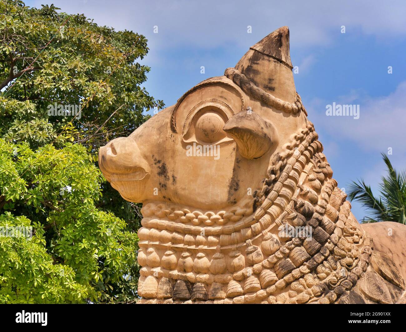 Sacred cow statue at temple, Thanjavur, Tamil Nadu, southern India ...