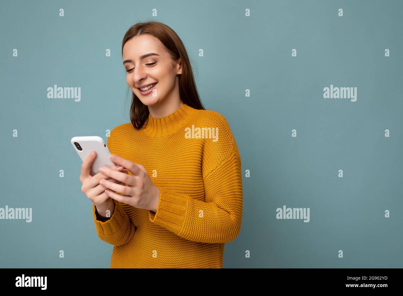 Photo shot of attractive positive good looking young woman wearing ...