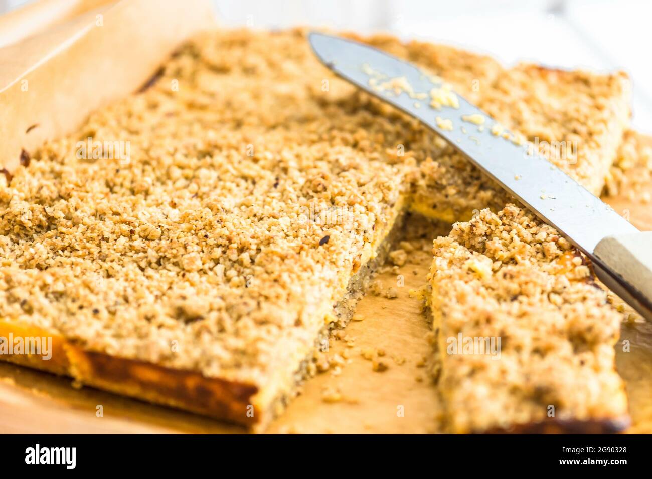 Knife cutting a crunchy delicious pie Stock Photo - Alamy