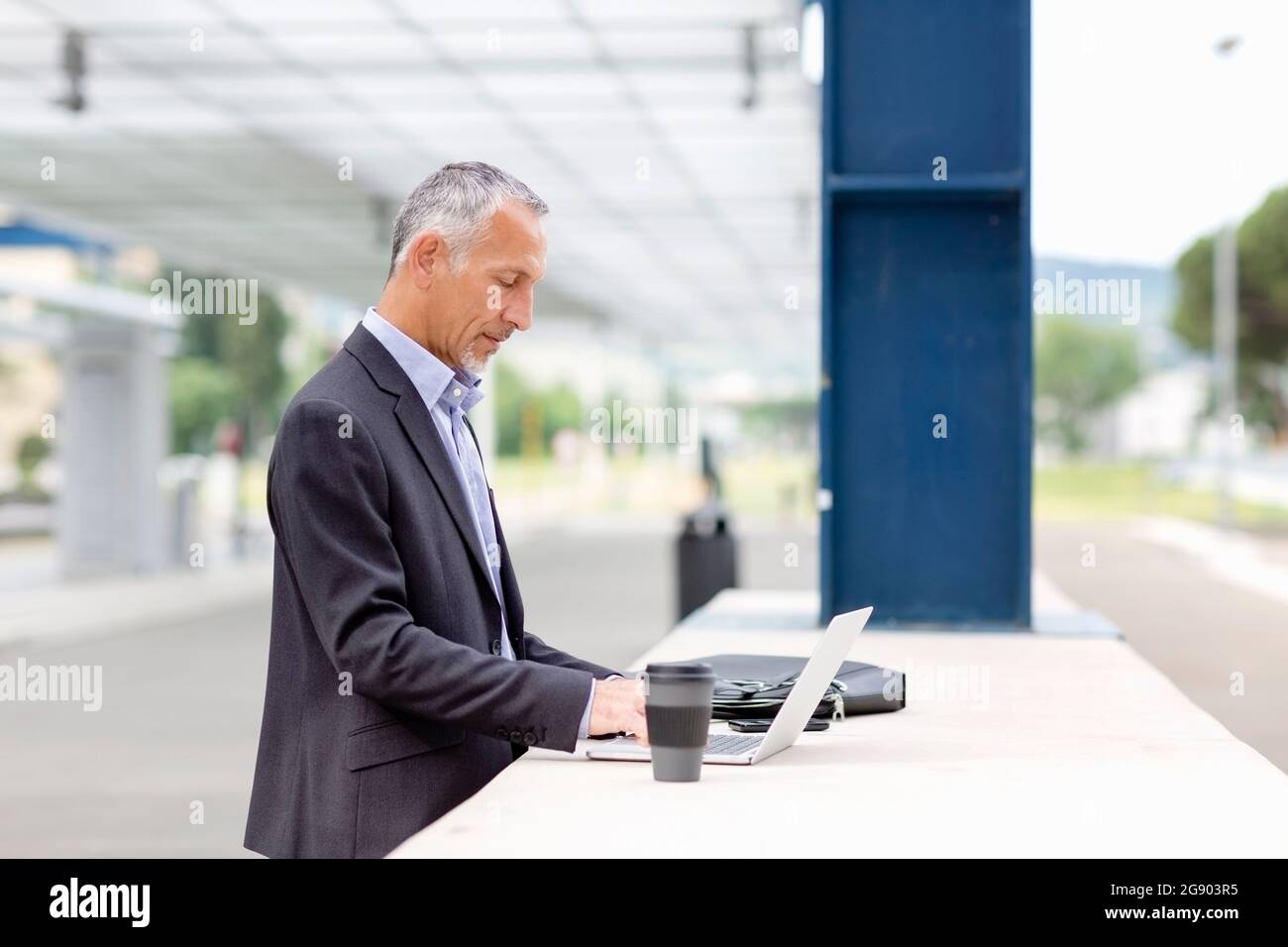 Working on the railroad hi-res stock photography and images - Alamy