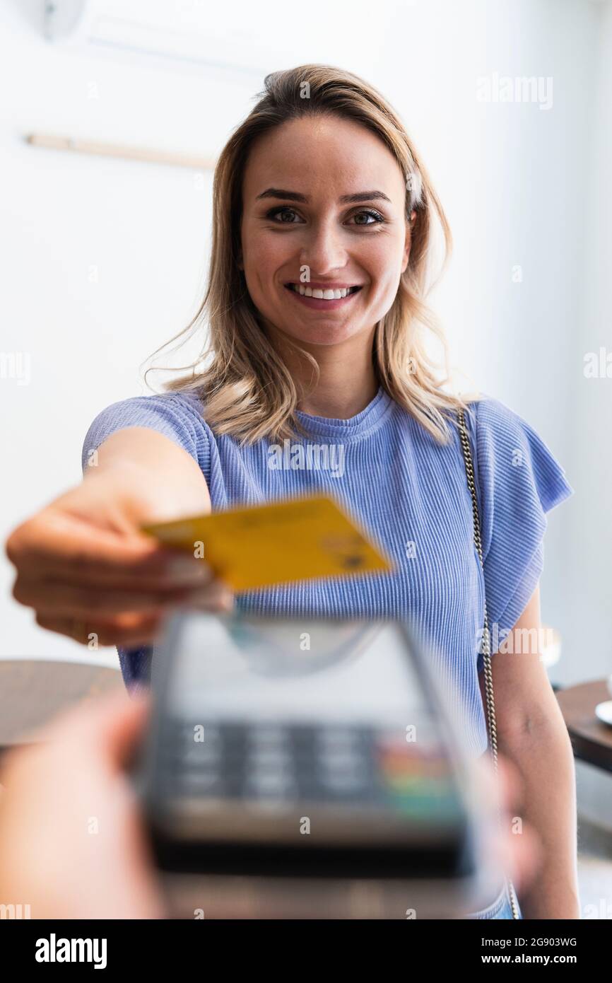 Woman card payment shop hi-res stock photography and images - Alamy