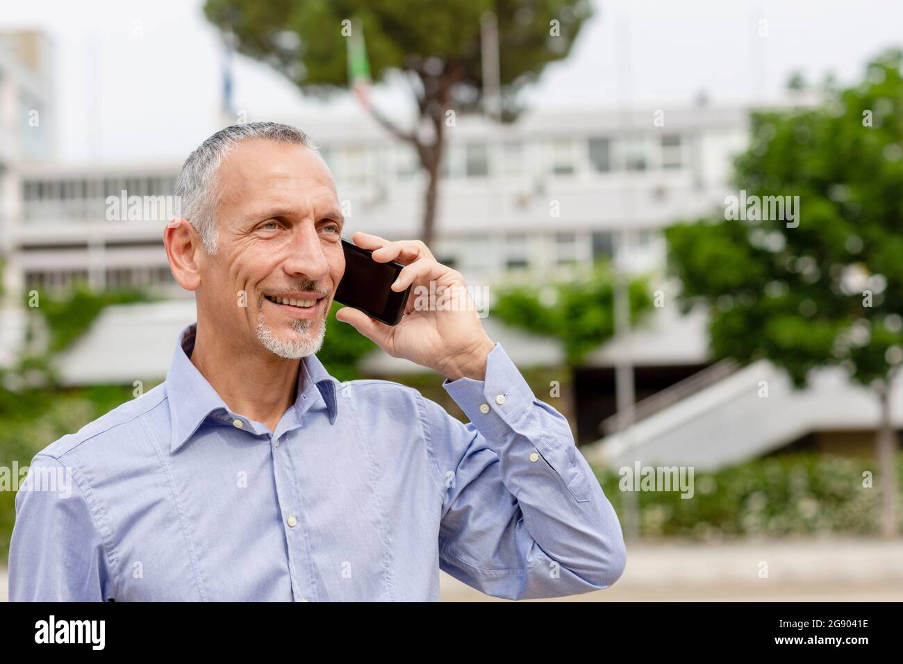 Buildings on mobile phone hi-res stock photography and images - Alamy