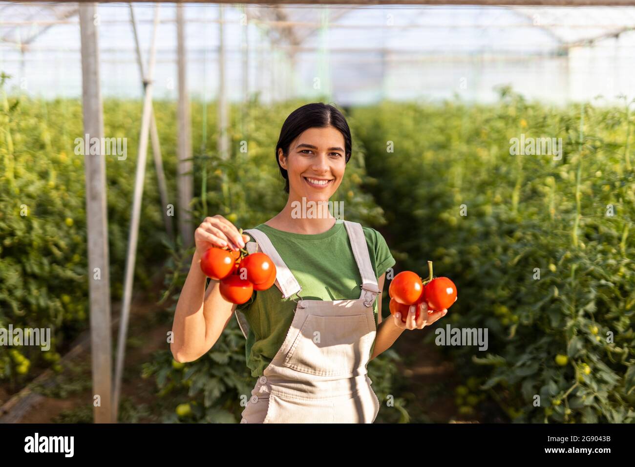 Female farm worker hi-res stock photography and images - Alamy
