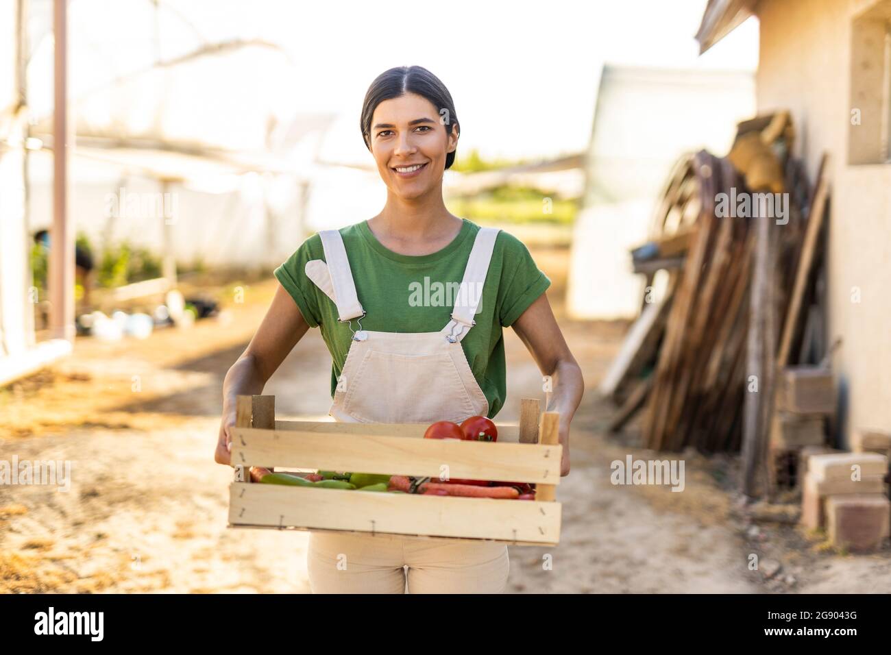 Female farm worker working hi-res stock photography and images - Alamy