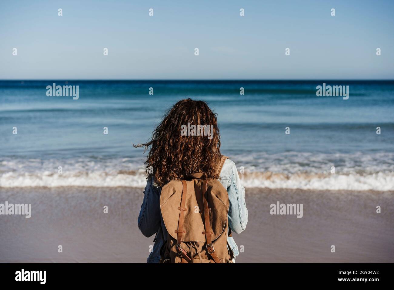 Female backpacker beach hi-res stock photography and images - Alamy