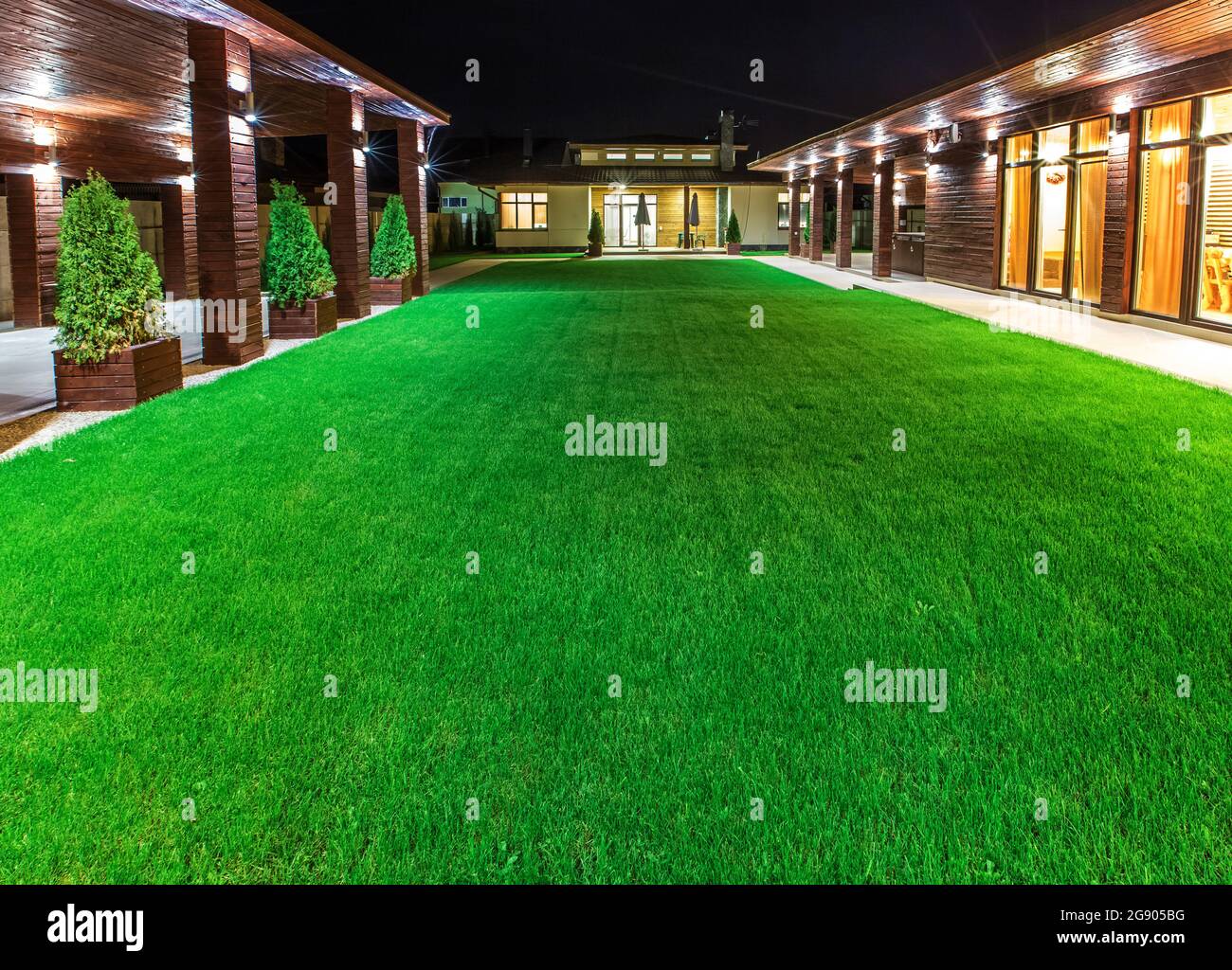 Green lawn residential night hi-res stock photography and images - Alamy