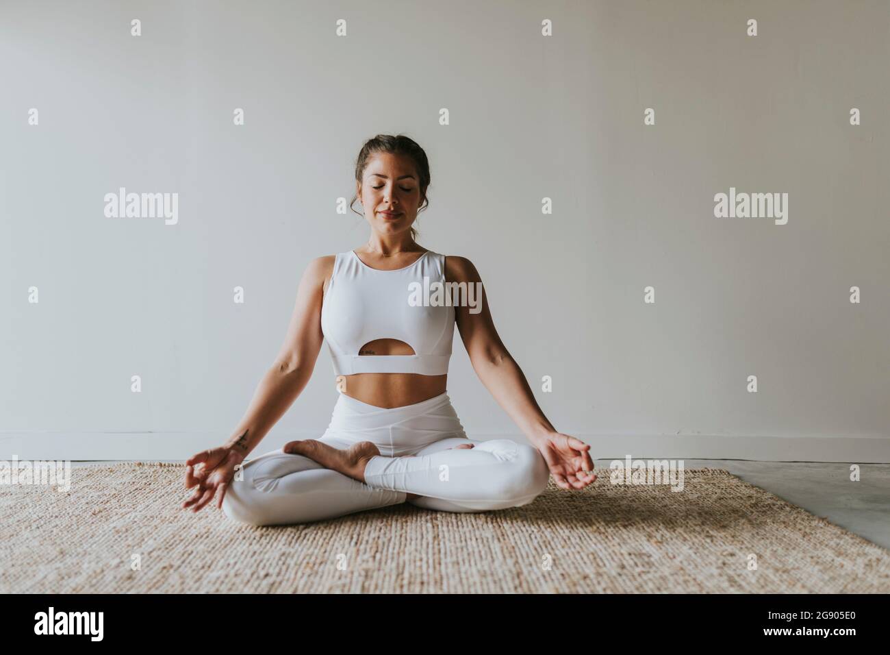 Fitness position hi-res stock photography and images - Alamy