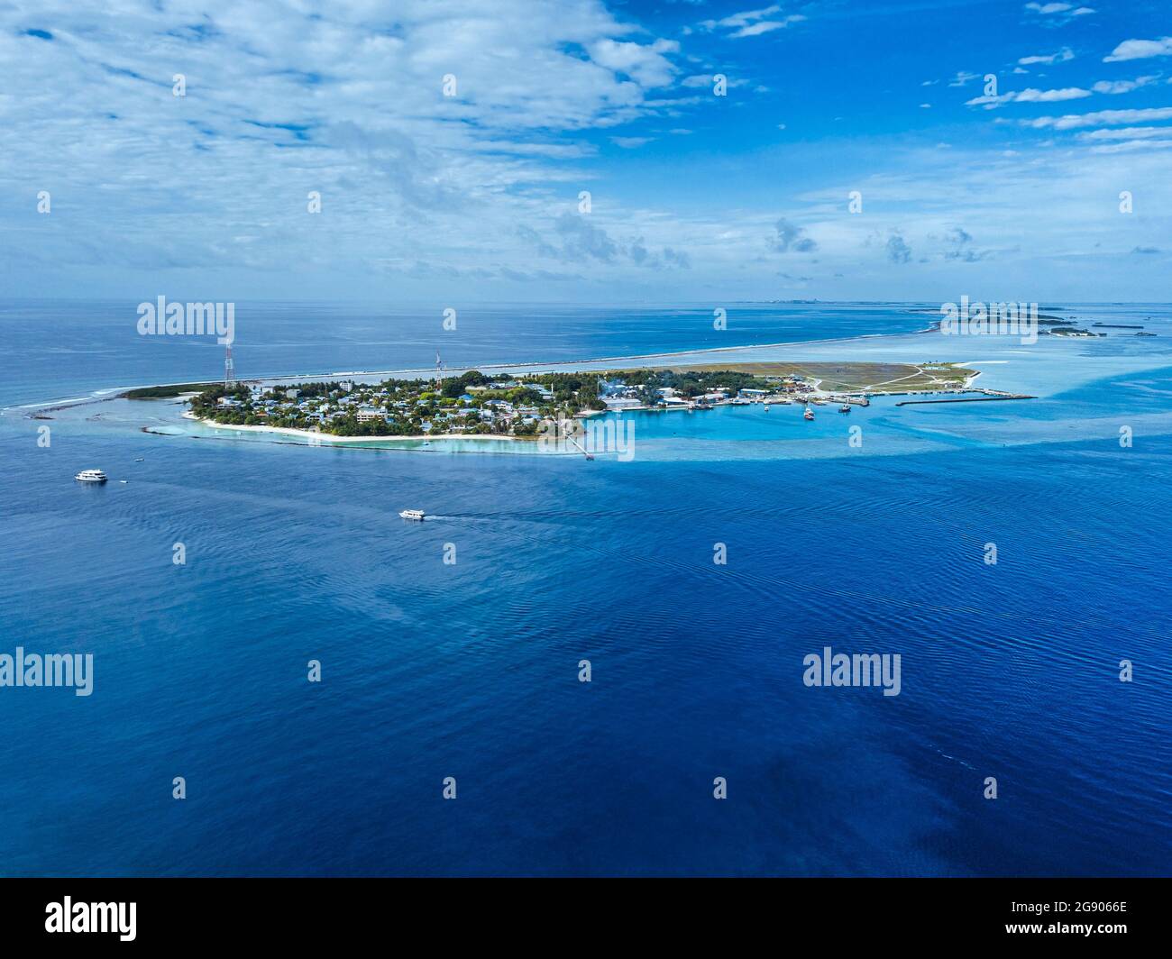Thulusdhoo island blue sea under sky hi-res stock photography and ...