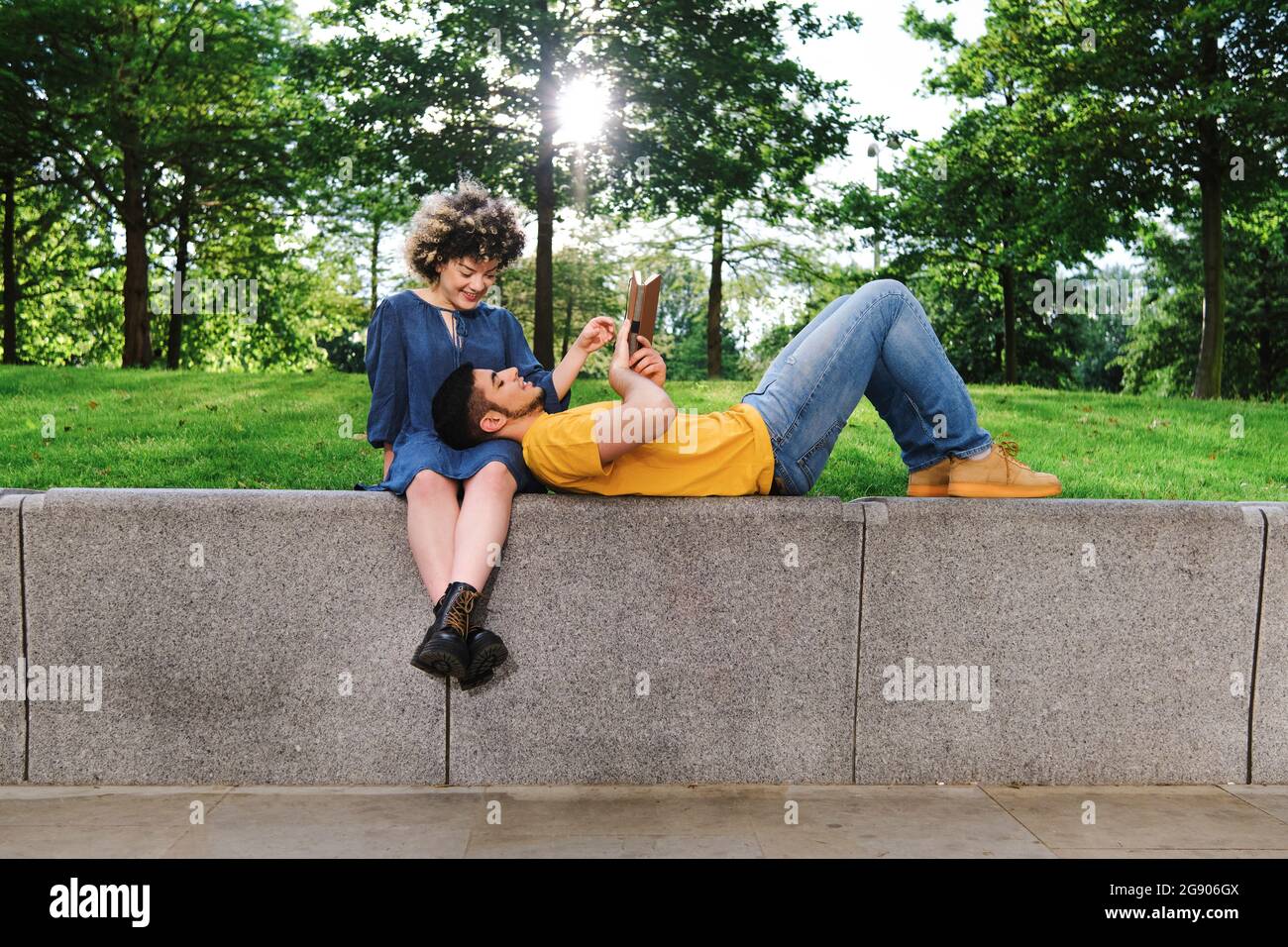 Man holding girlfriend on lap hi-res stock photography and images - Alamy