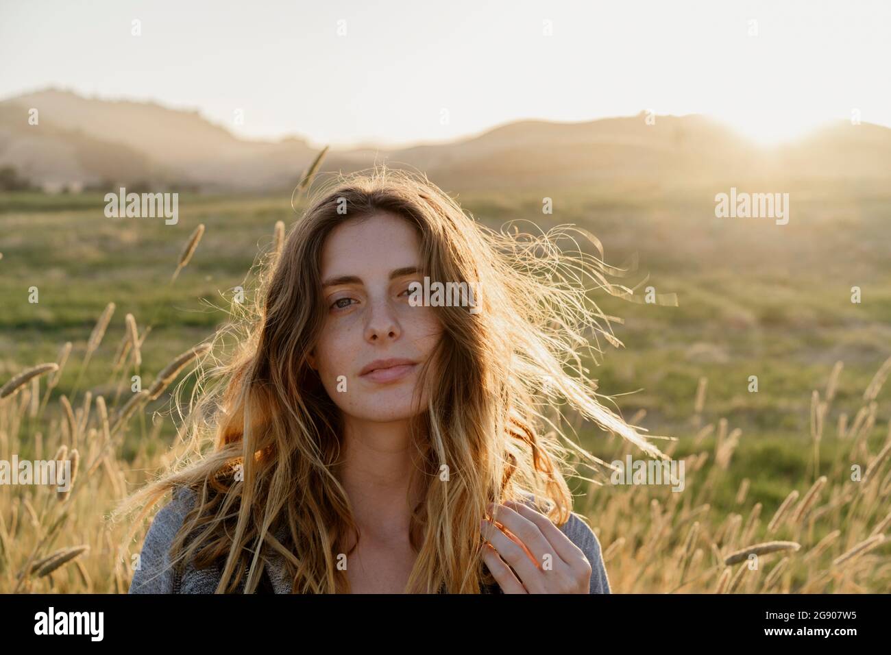 Young woman portrait sunset lens hi-res stock photography and images ...
