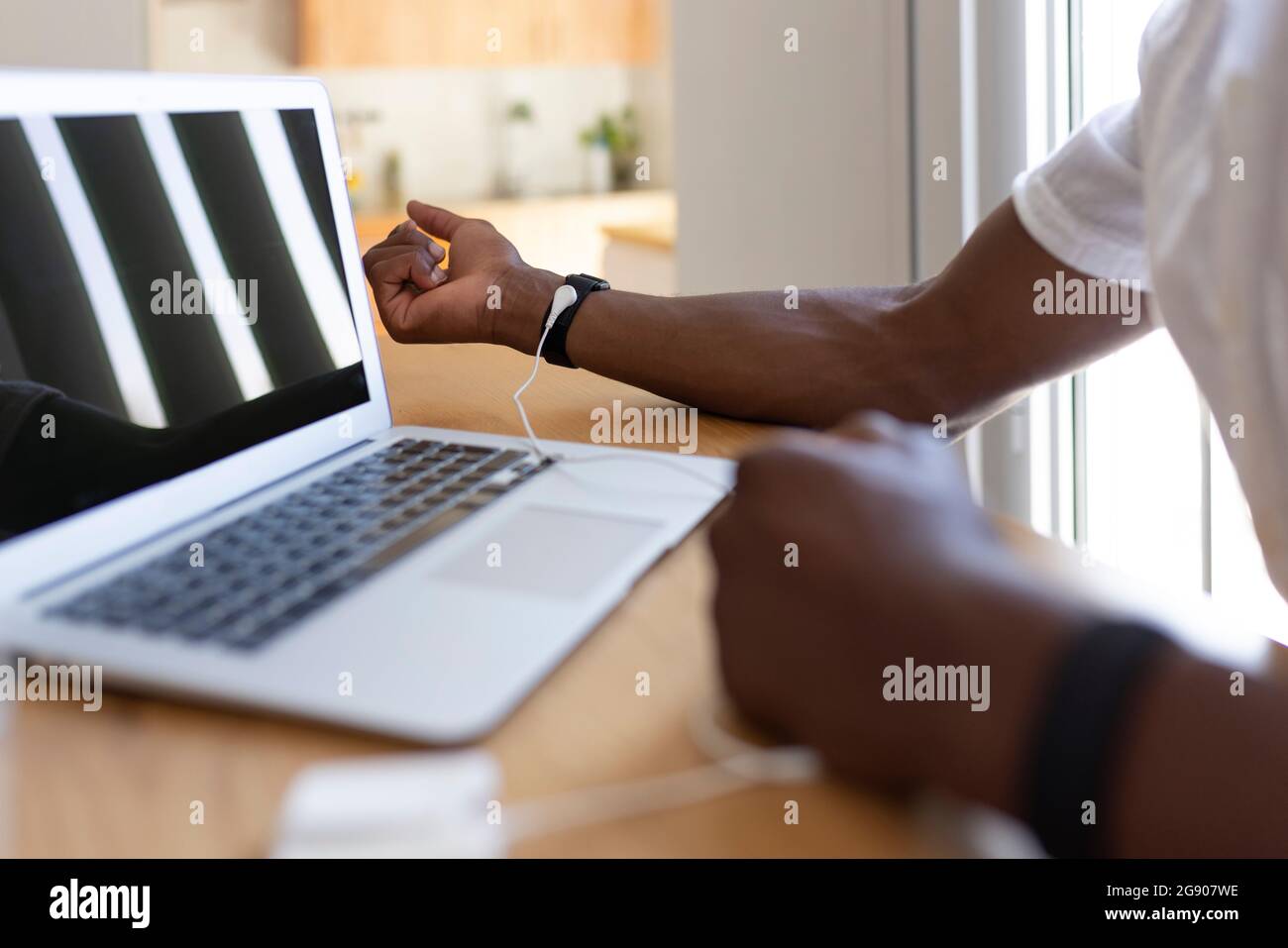 Taking the pulse hi-res stock photography and images - Alamy