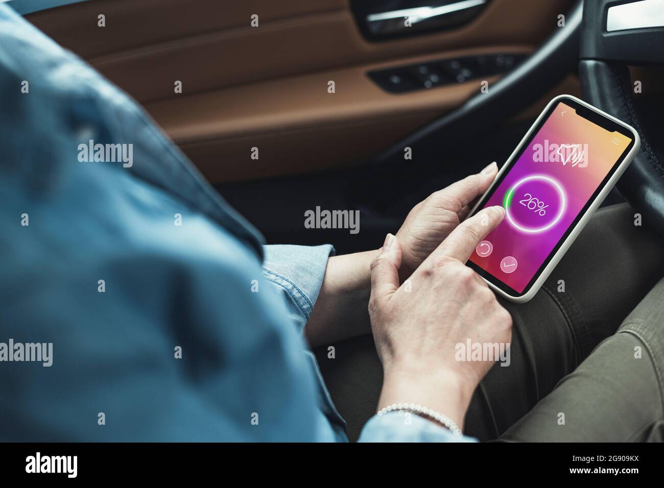 Person speaker phone in car hi-res stock photography and images - Alamy