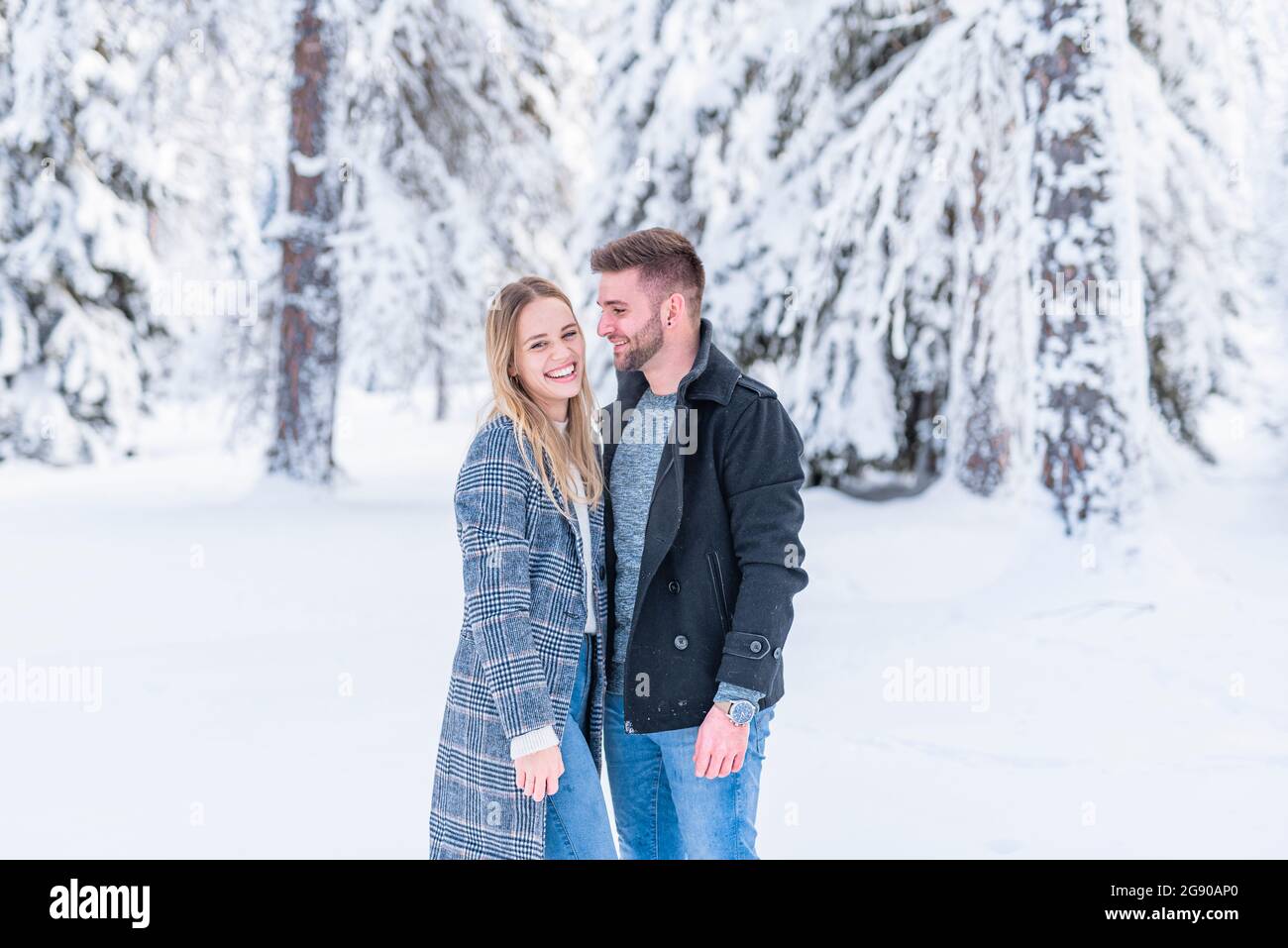 Couple and snow hi-res stock photography and images - Alamy