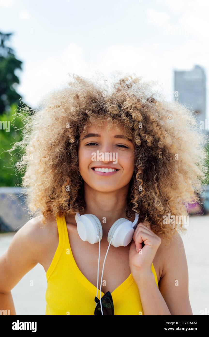 African american female wearing headphones hi-res stock photography and images - Alamy