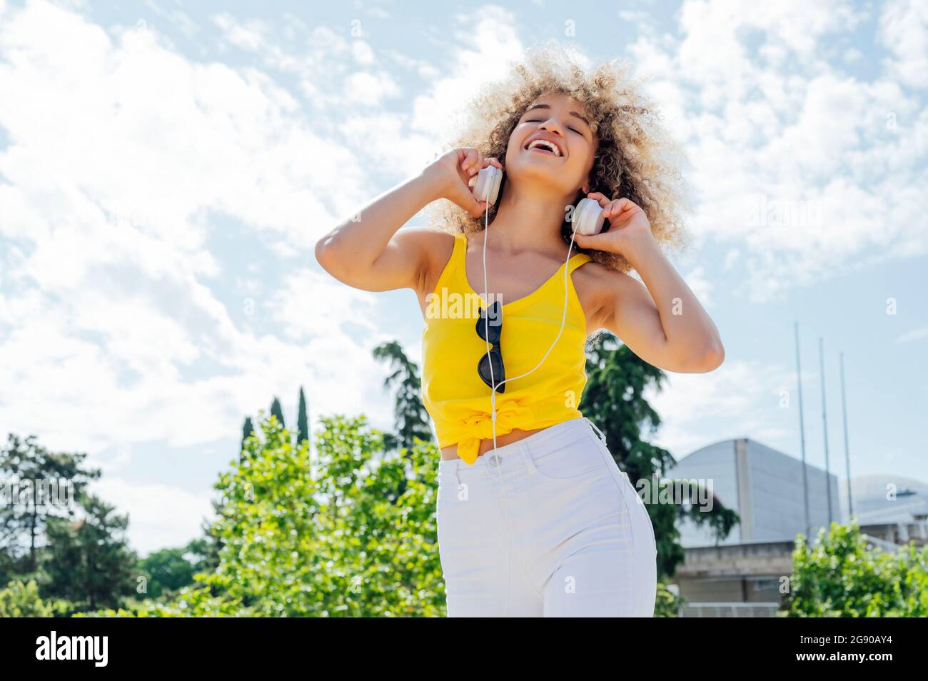 Woman dancing with headphones hi-res stock photography and images - Alamy
