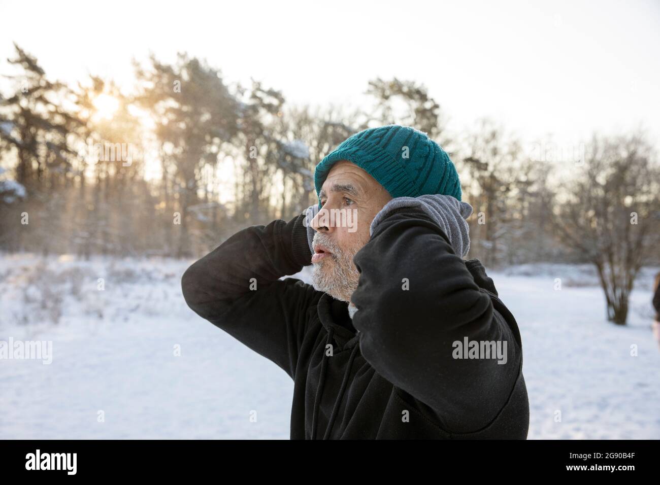 Man woolly hat behind hi-res stock photography and images - Alamy