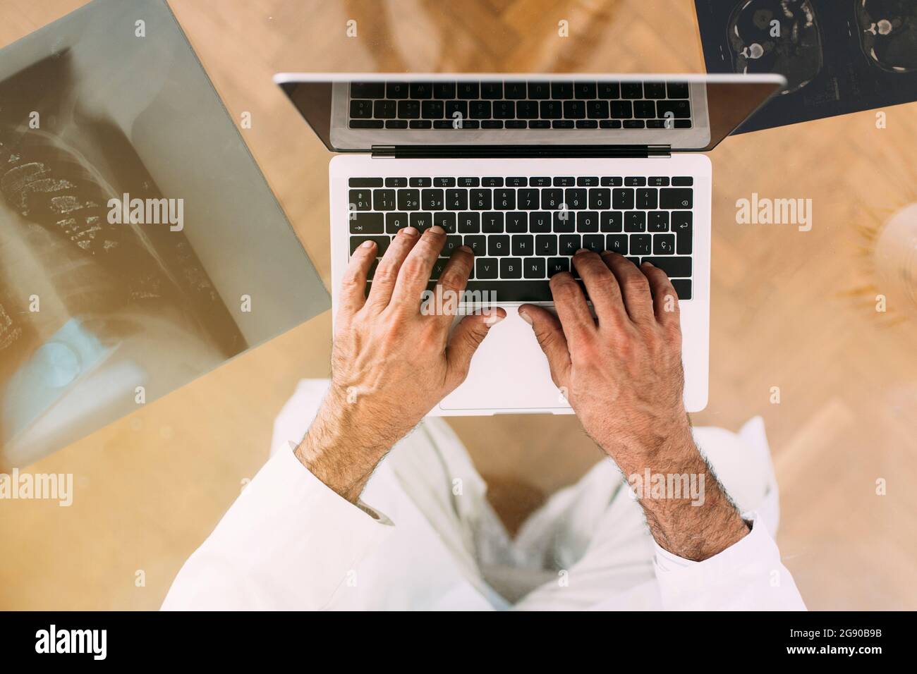 Senior caucasian male doctor hi-res stock photography and images - Alamy