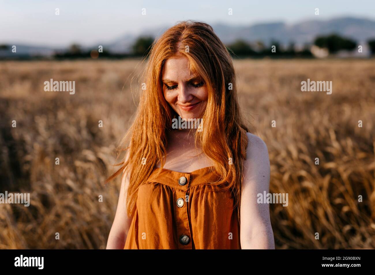 Woman looking down hi-res stock photography and images - Alamy