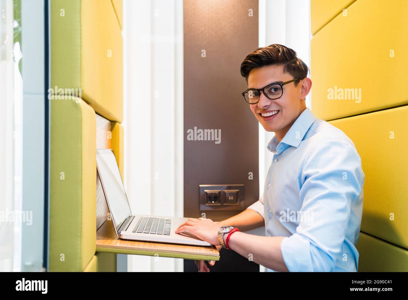 Business people sitting in booth hi-res stock photography and images ...