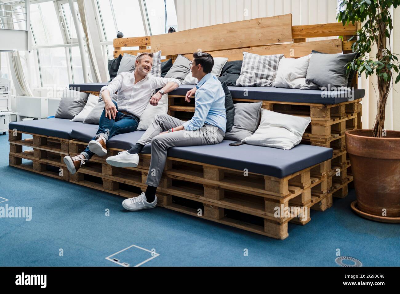 Two colleagues sitting on couch hi-res stock photography and images - Alamy