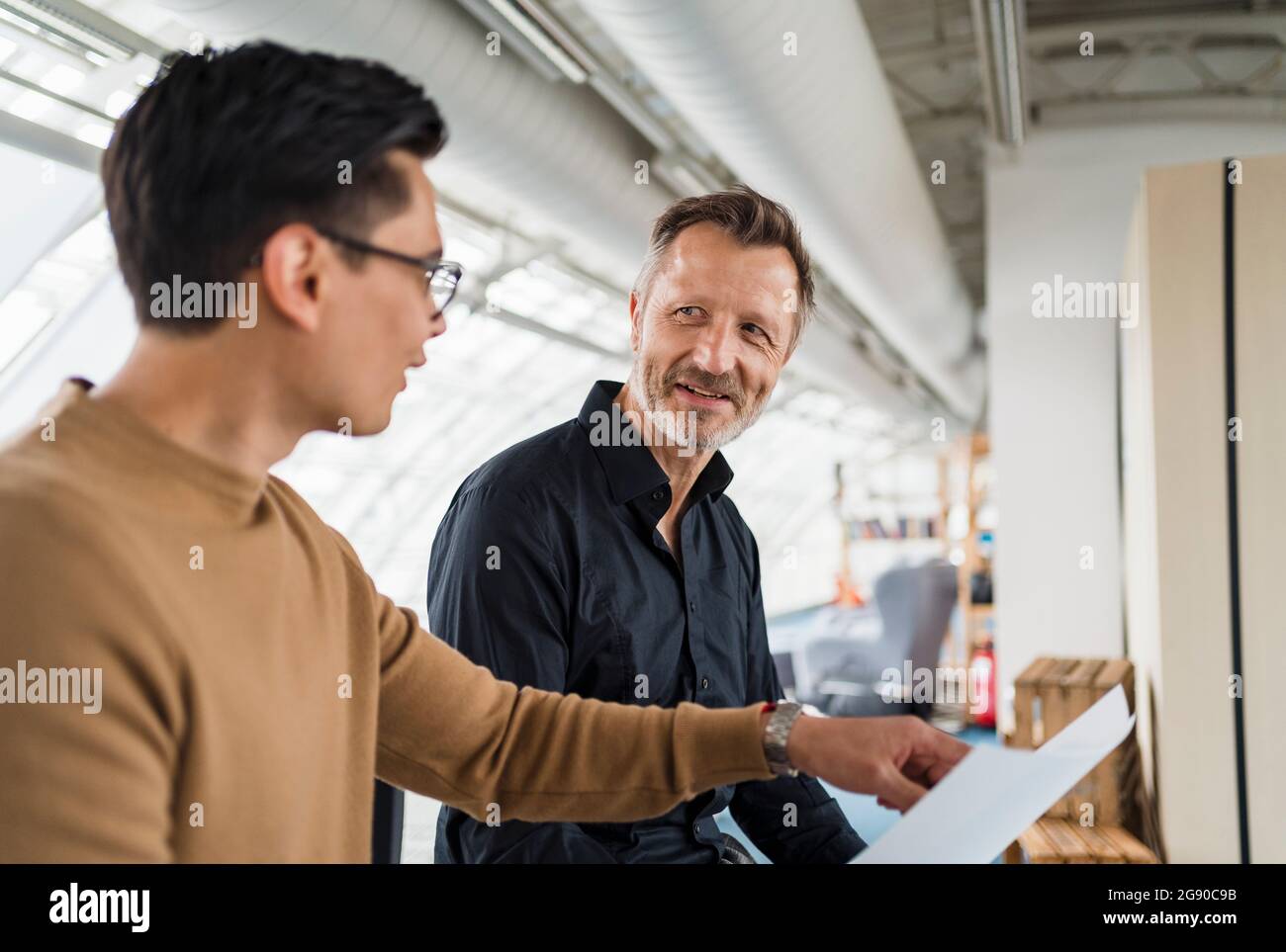 Explaining document hi-res stock photography and images - Alamy