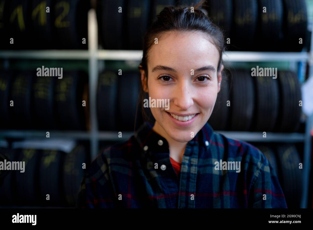 Caucasian female mechanic hi-res stock photography and images - Alamy