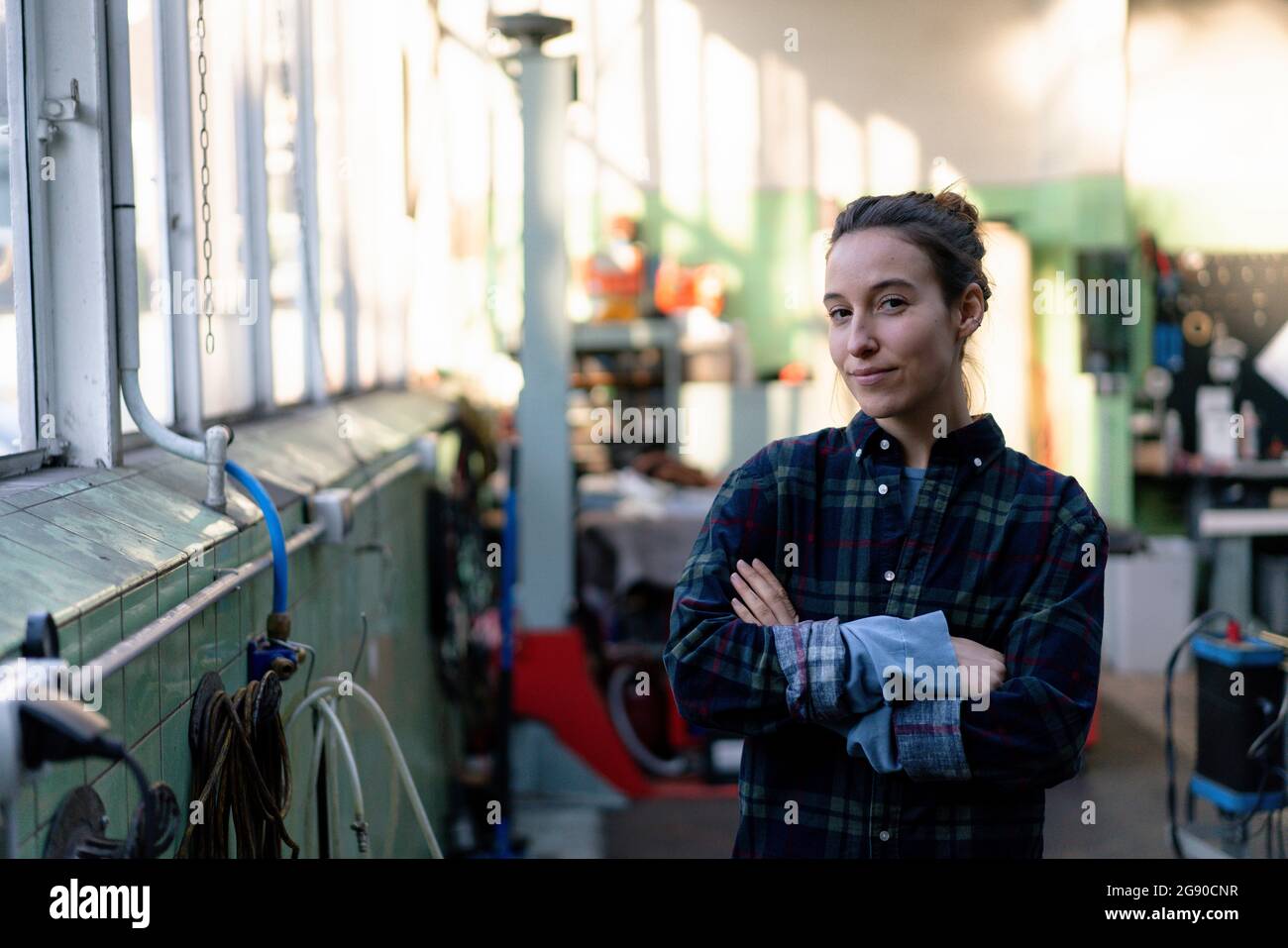 Mechanic female hi-res stock photography and images - Alamy