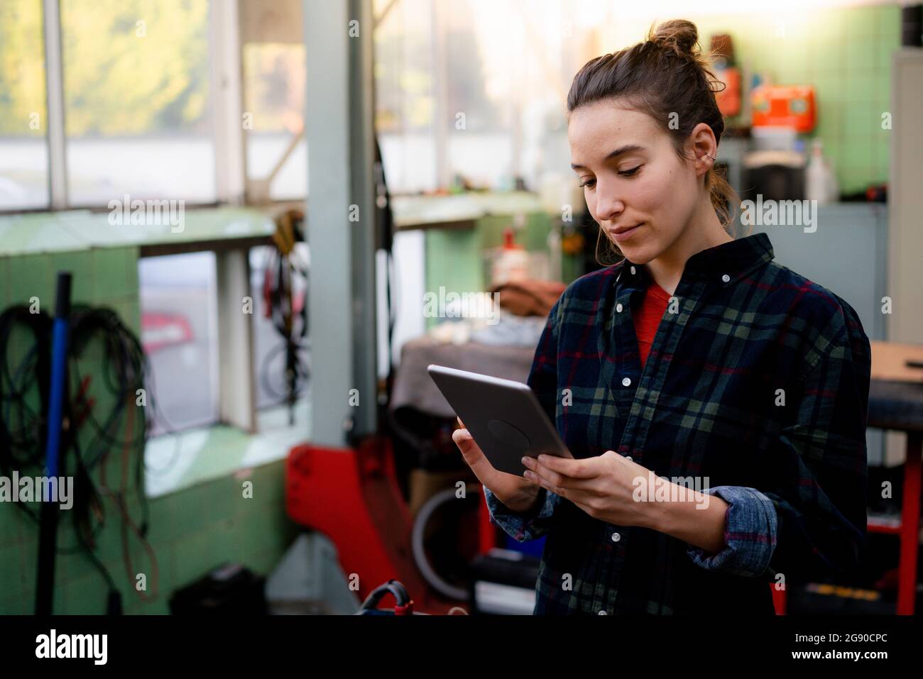 Mechanic garage tablet hi-res stock photography and images - Alamy