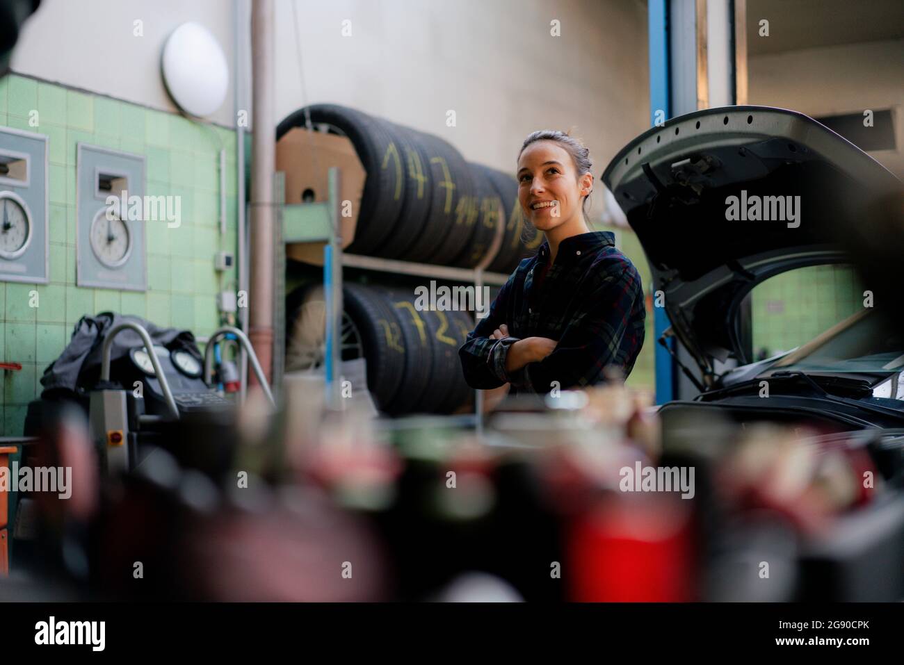 Mechanic leaning on car hi-res stock photography and images - Alamy