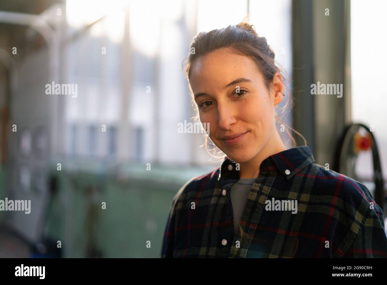 Female mechanic standing hi-res stock photography and images - Alamy