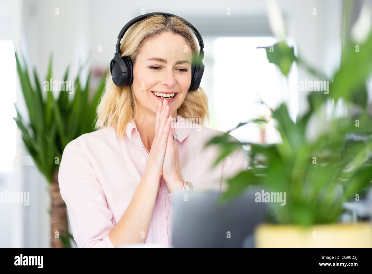 Video call home office hi-res stock photography and images - Alamy