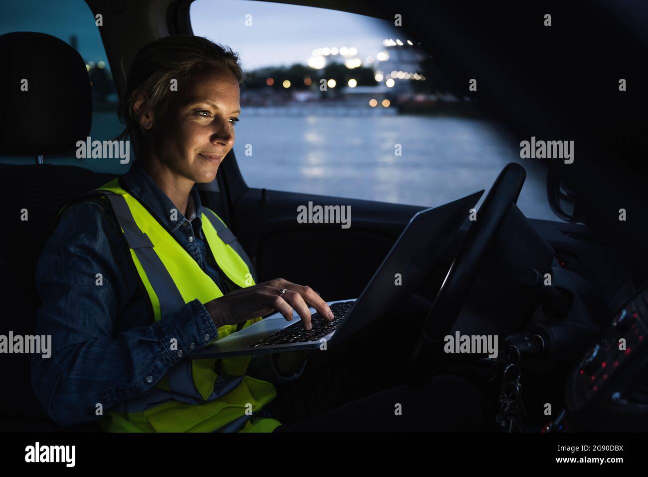 Car at dusk hi-res stock photography and images - Alamy