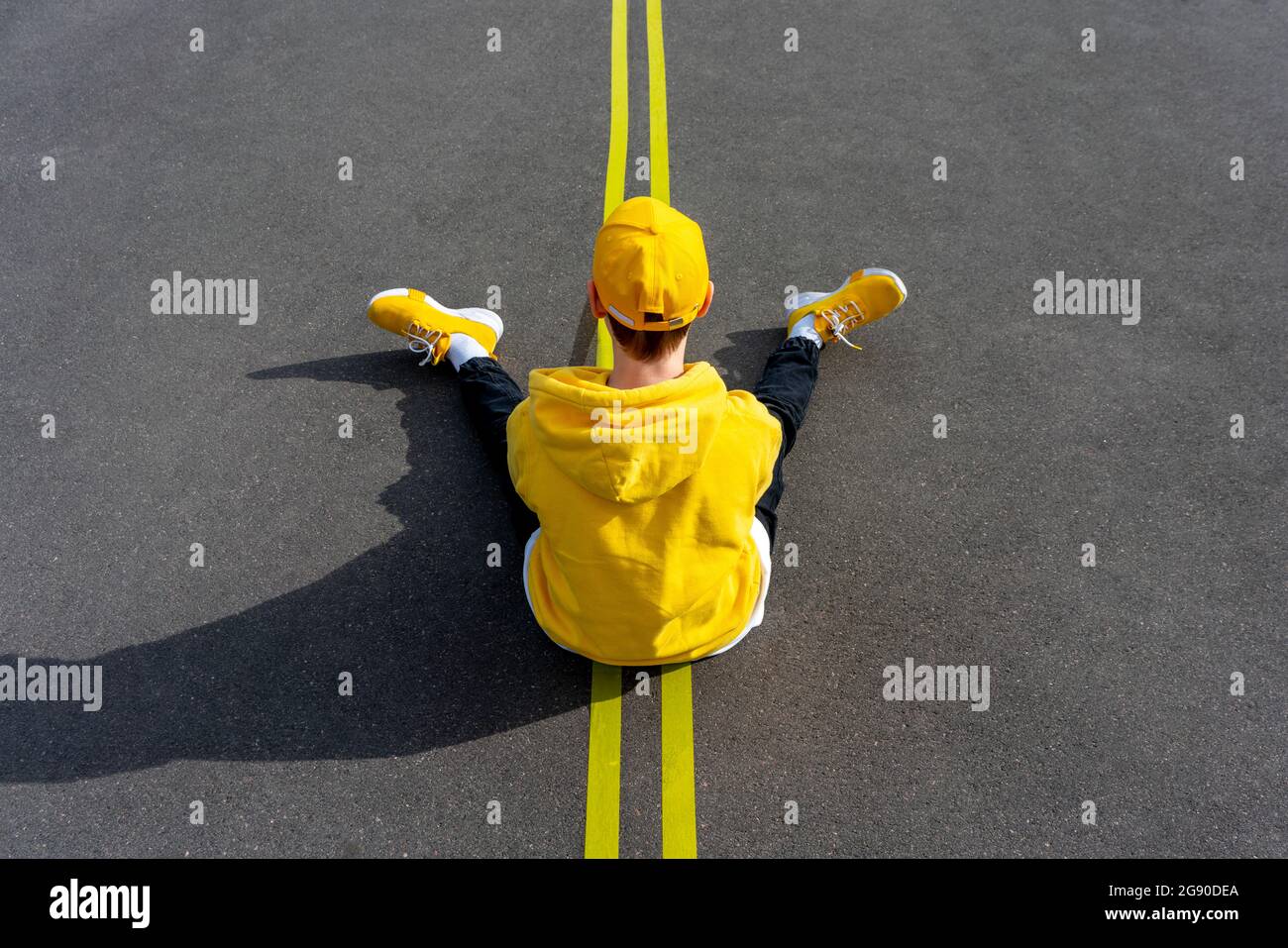 Yellow line marking hi-res stock photography and images - Alamy