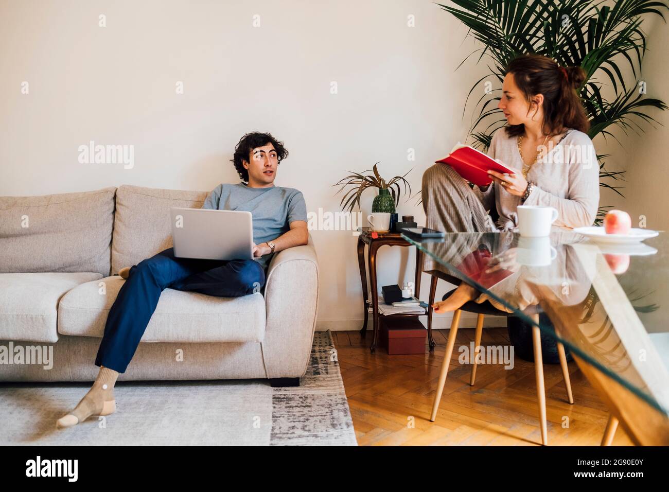 Girlfriend talking hi-res stock photography and images - Alamy