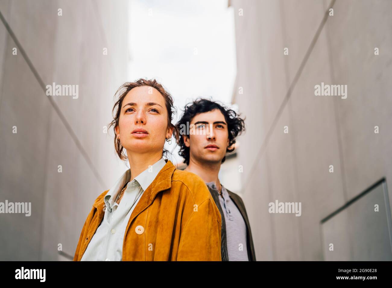People wearing jackets hi-res stock photography and images - Alamy