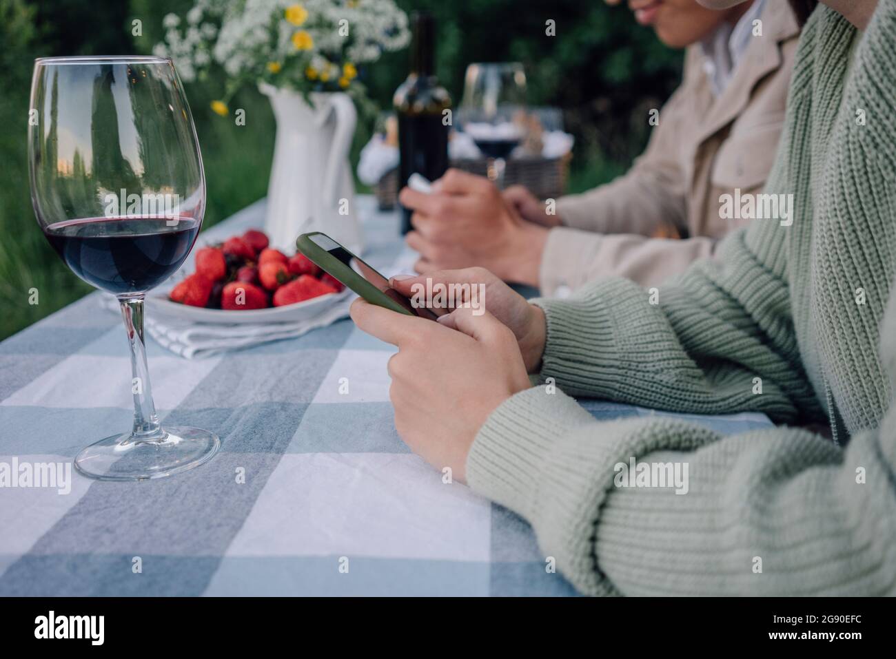 Hand smart phones hi-res stock photography and images - Alamy
