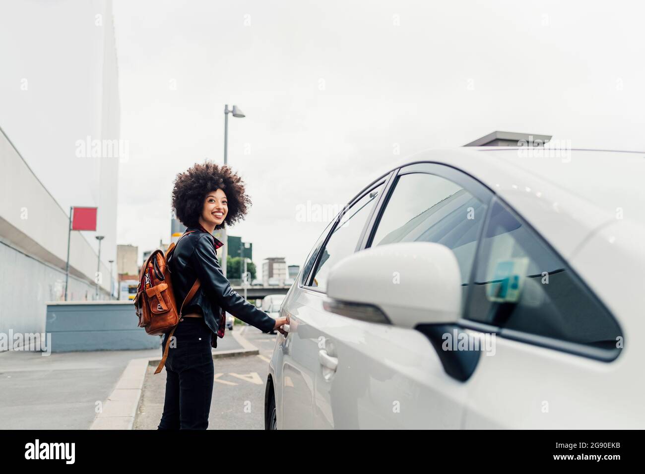 Opening taxi door hi-res stock photography and images - Alamy
