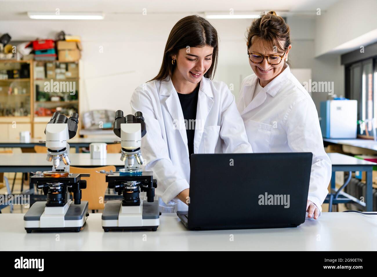 Female scientists hi-res stock photography and images - Alamy