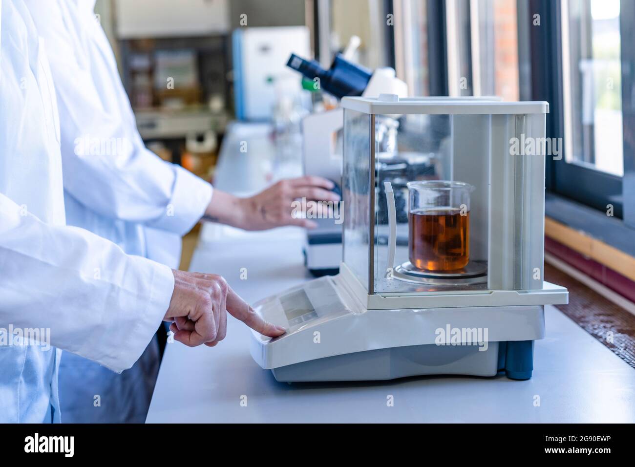 Laboratory scale hi-res stock photography and images - Alamy