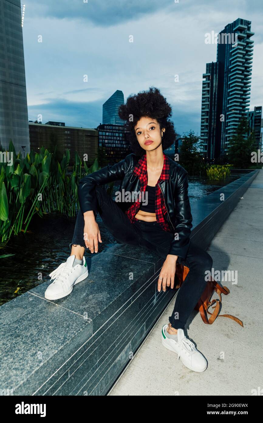 Sitting staring blank hi-res stock photography and images - Alamy