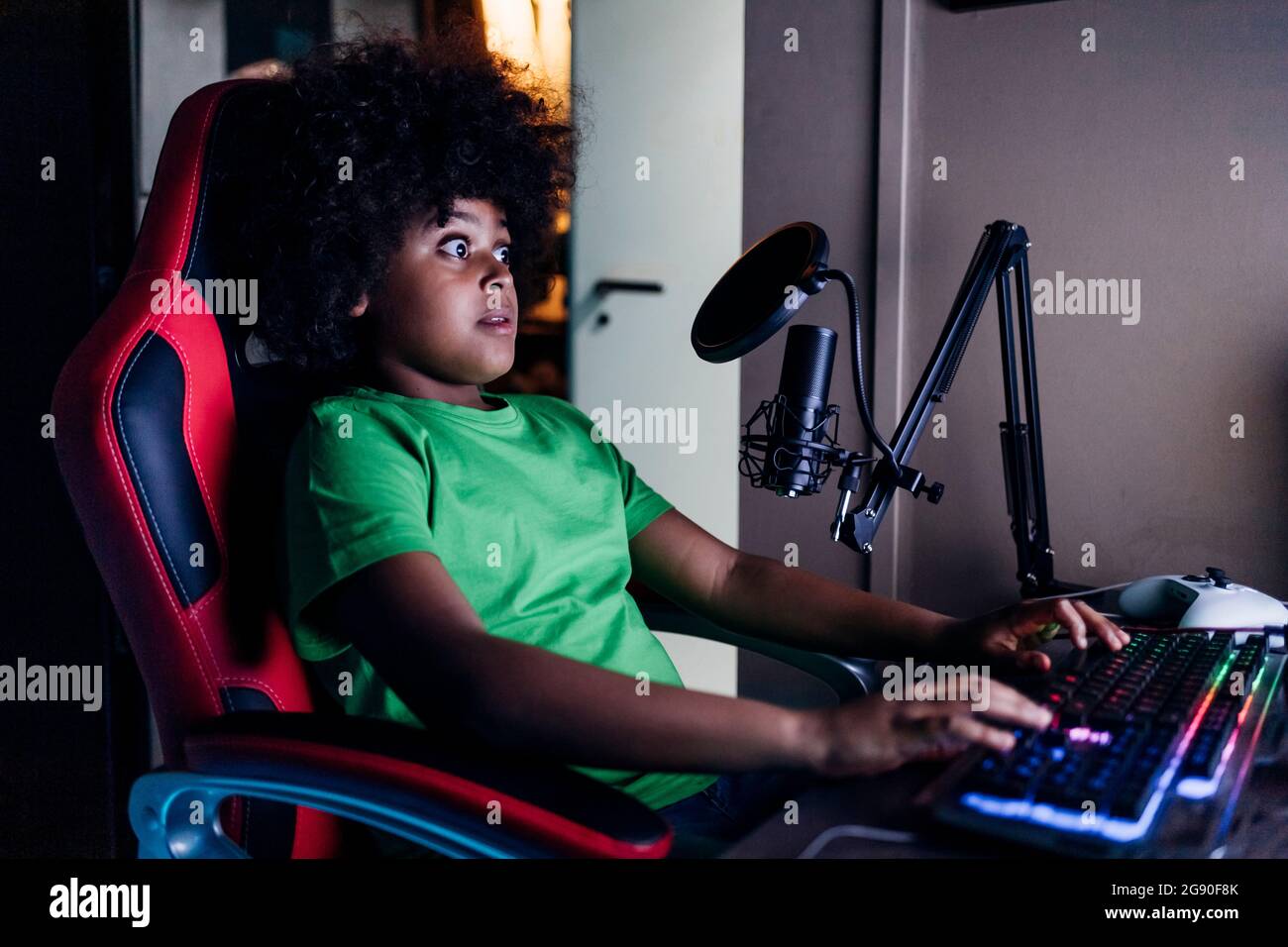 Children on computer shocked hi-res stock photography and images - Alamy