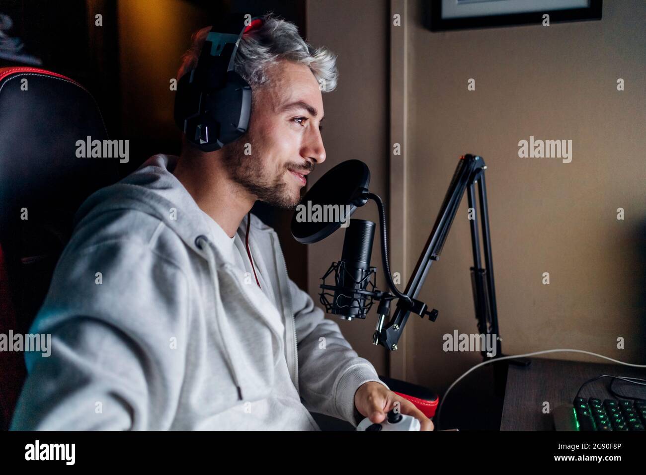 Live gamer hi-res stock photography and images - Alamy