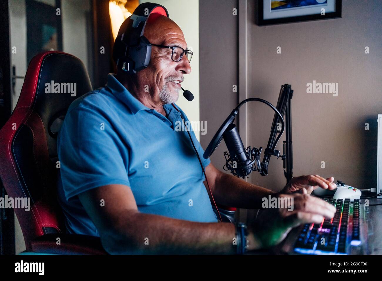 Senior online activity hi-res stock photography and images - Alamy